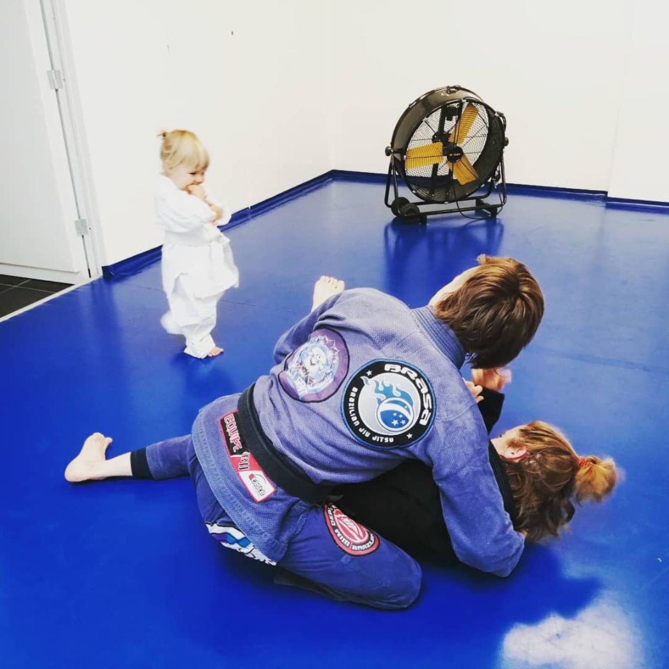 Spannungsboden und bedeckte Wände bei Brasa Team - Spanvloeren.nl